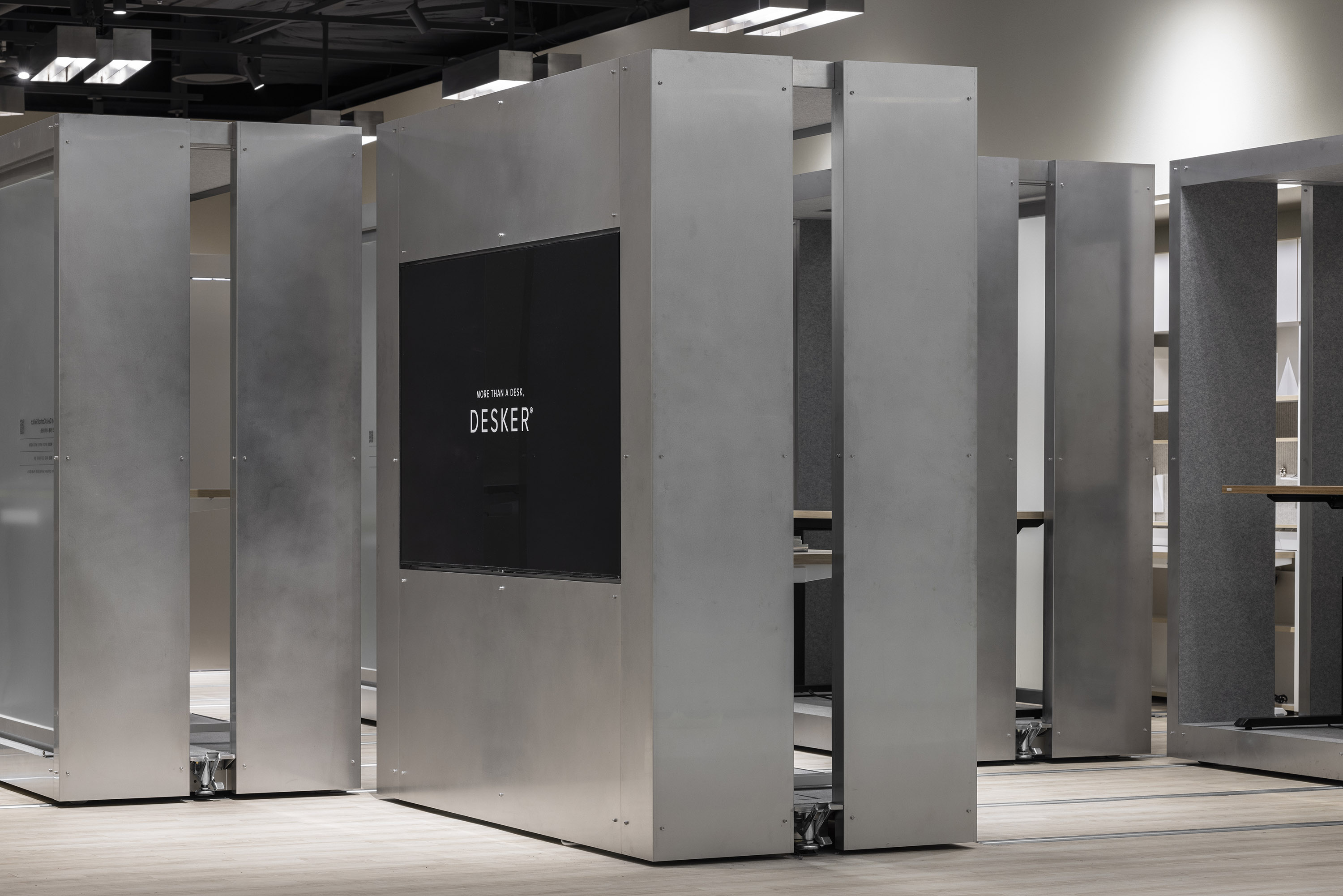 DESKER – THE FIRST PENGUIN