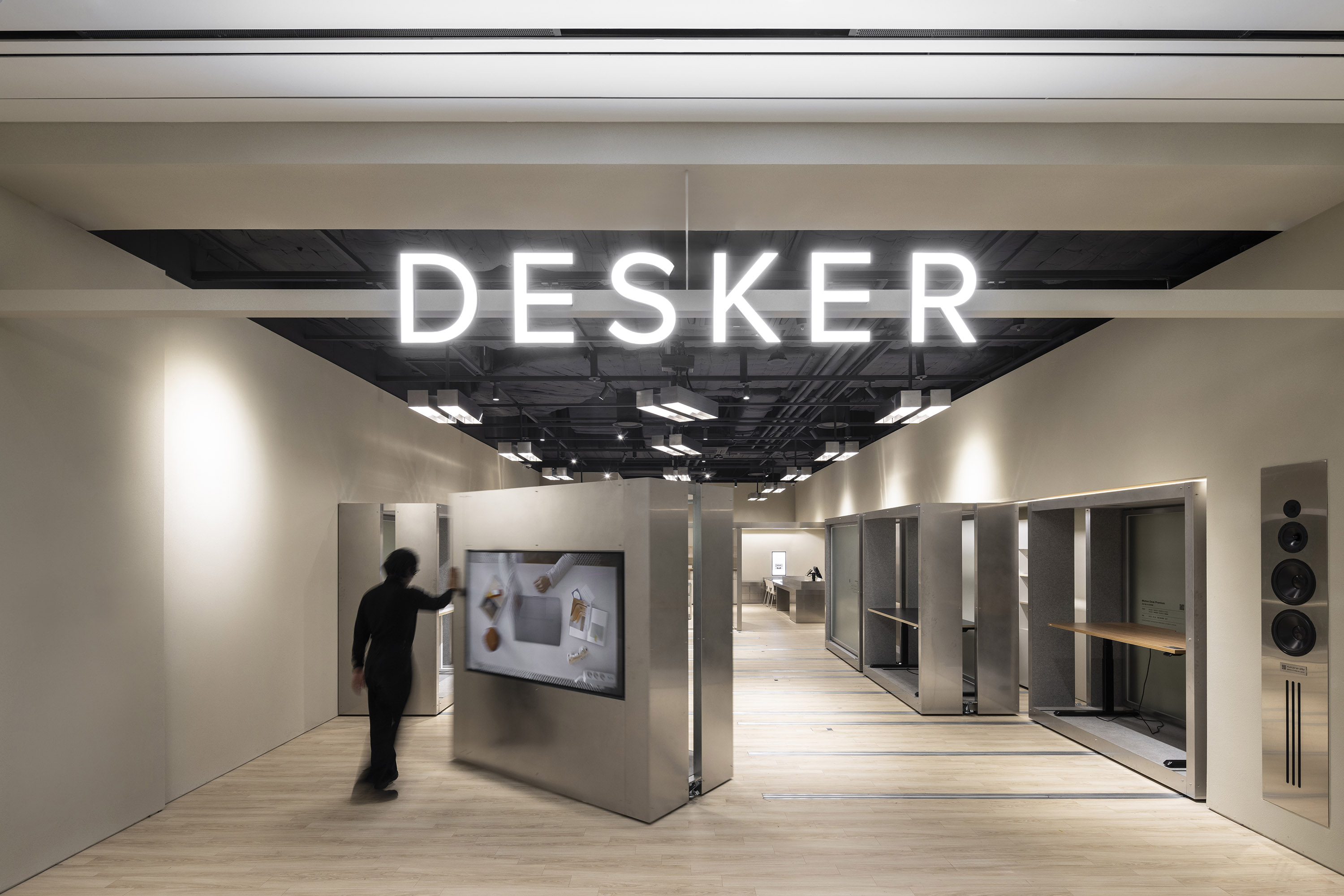 DESKER – THE FIRST PENGUIN